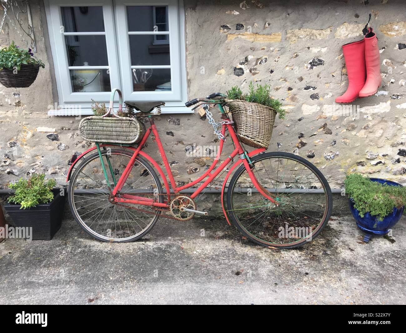 Red bike with basket hi-res stock photography and images - Alamy