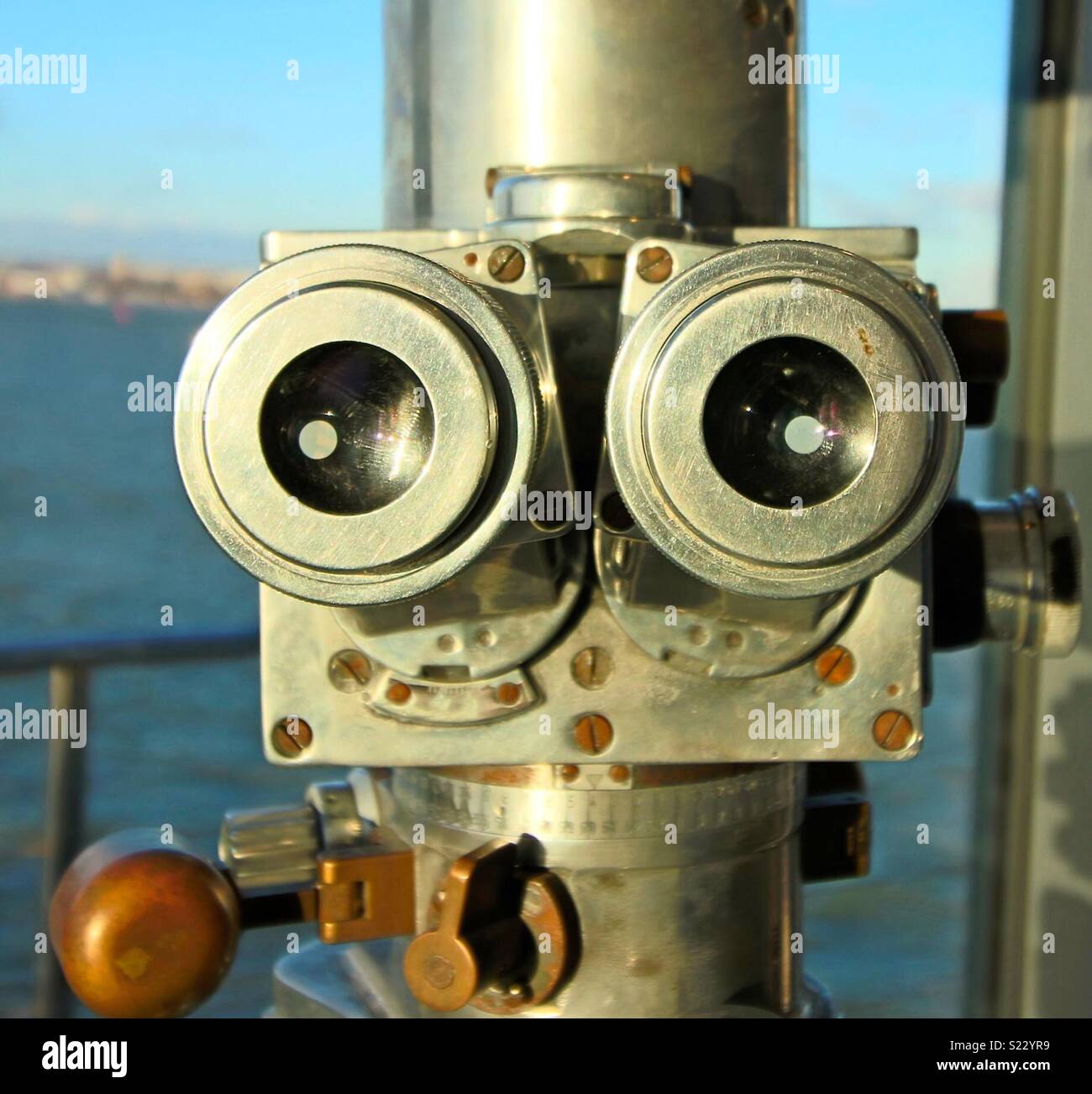 Periscope hi-res stock photography and images - Alamy