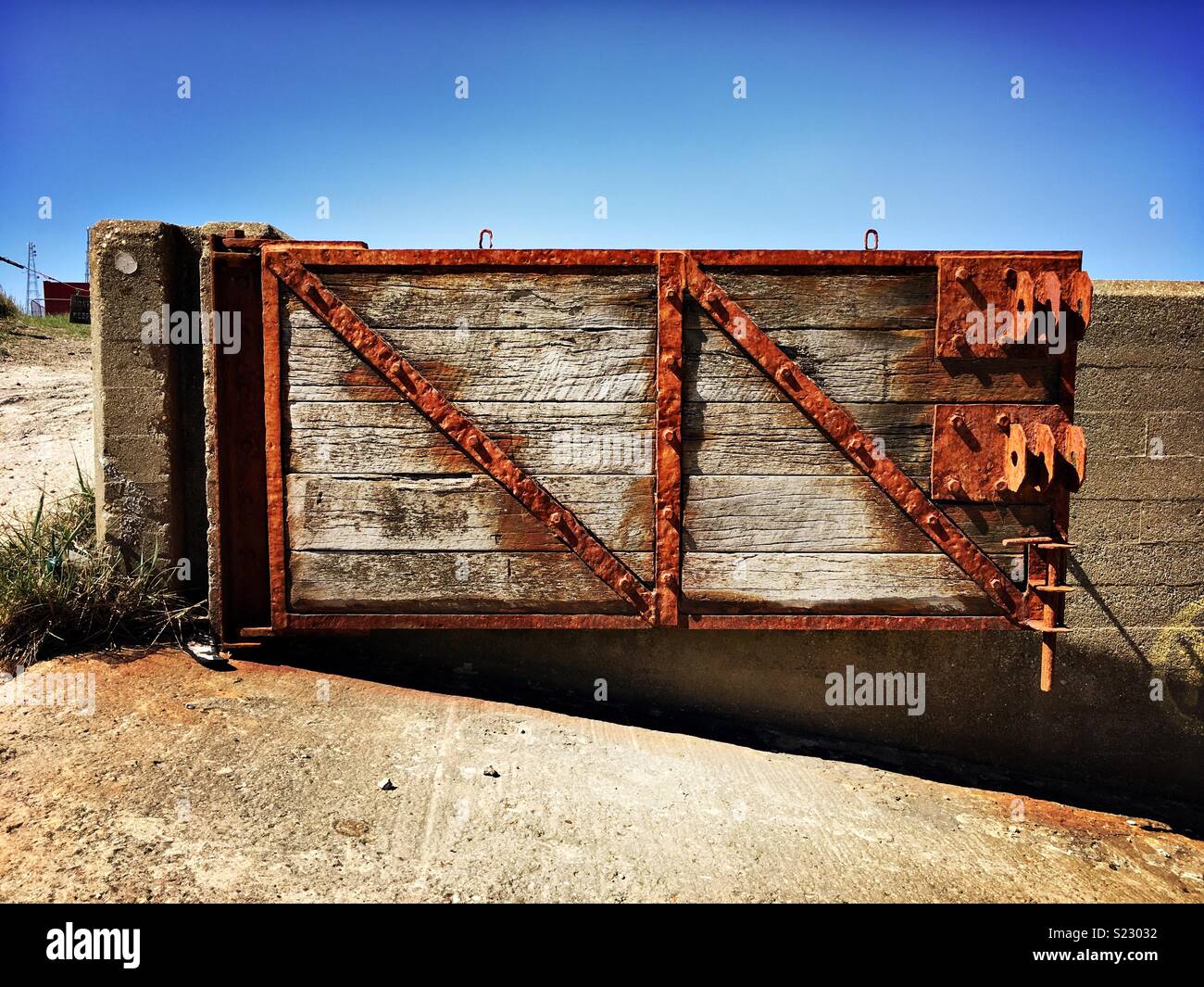 Tidal gates hi-res stock photography and images - Alamy