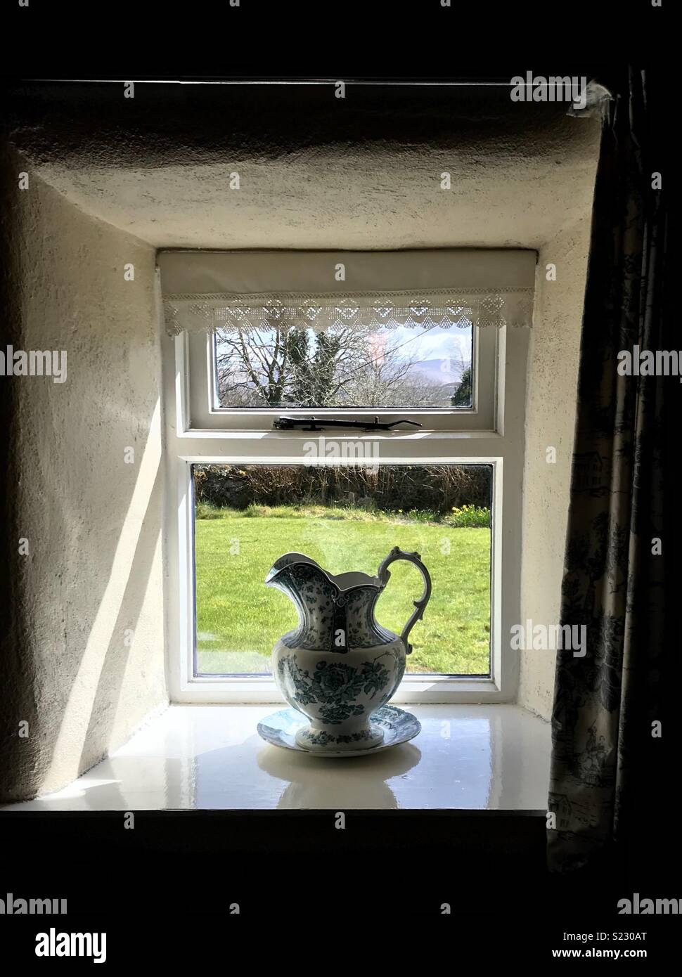 Country cottage window Stock Photo - Alamy