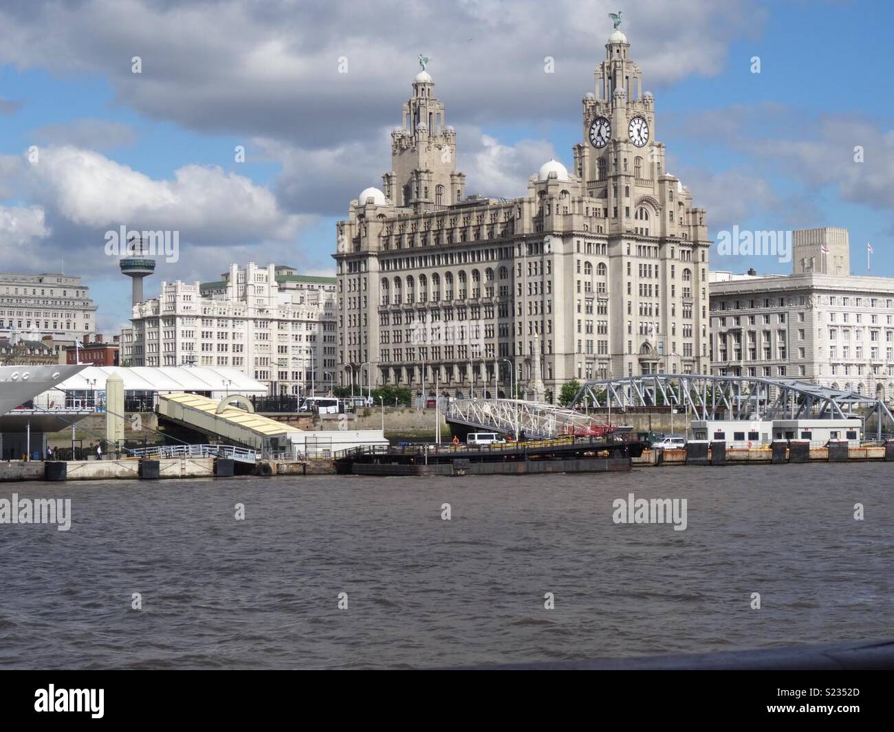 River mersey ferry and the three graces hi-res stock photography and ...