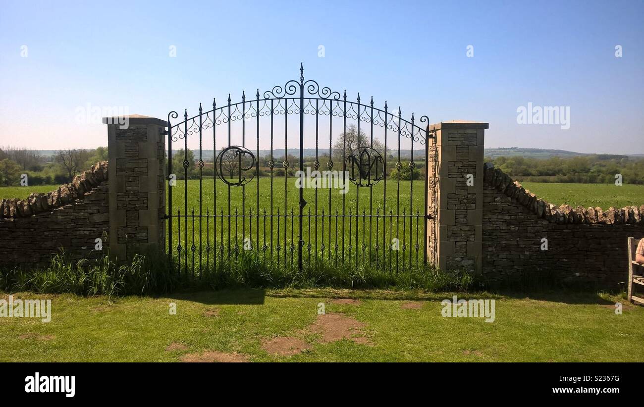 Iron gates to the Cotswolds with dry stone wall Stock Photo - Alamy