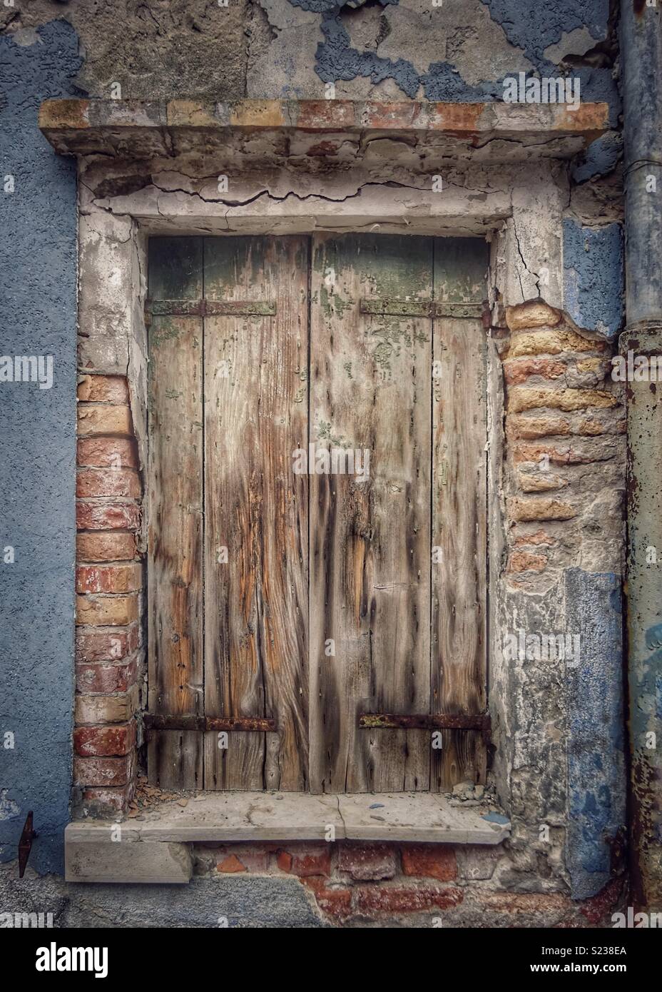 Old blue window hi-res stock photography and images - Alamy