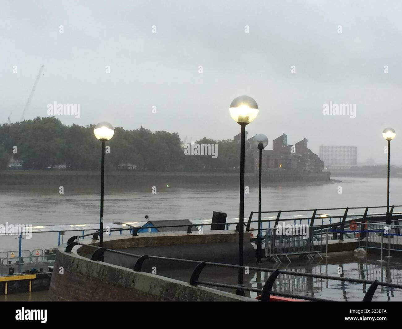 Thames rain hi-res stock photography and images - Alamy