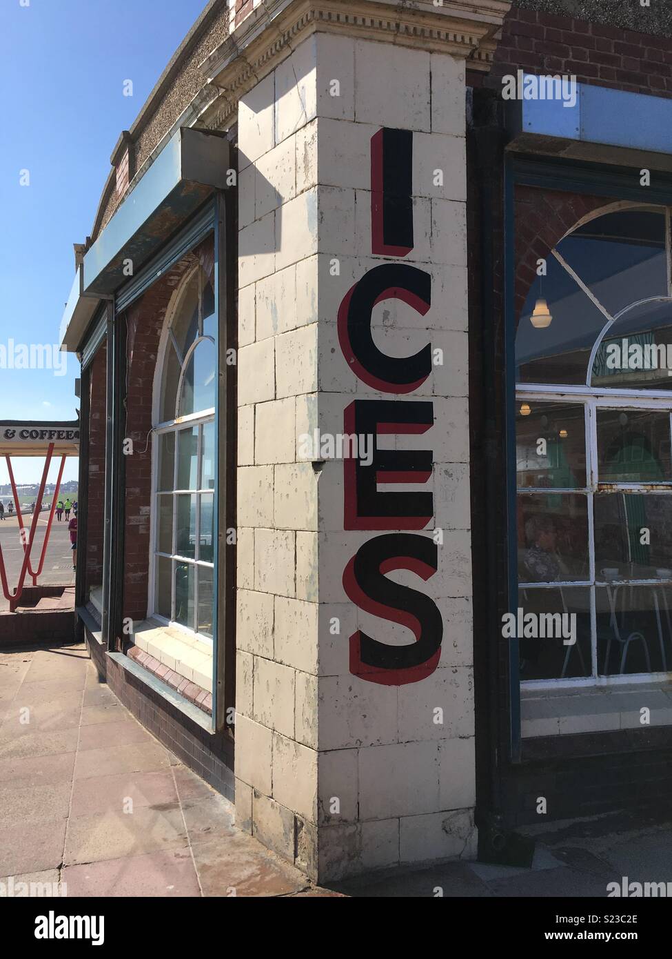 Shop selling ice cream on the sea front at Whitley Bay Stock Photo - Alamy