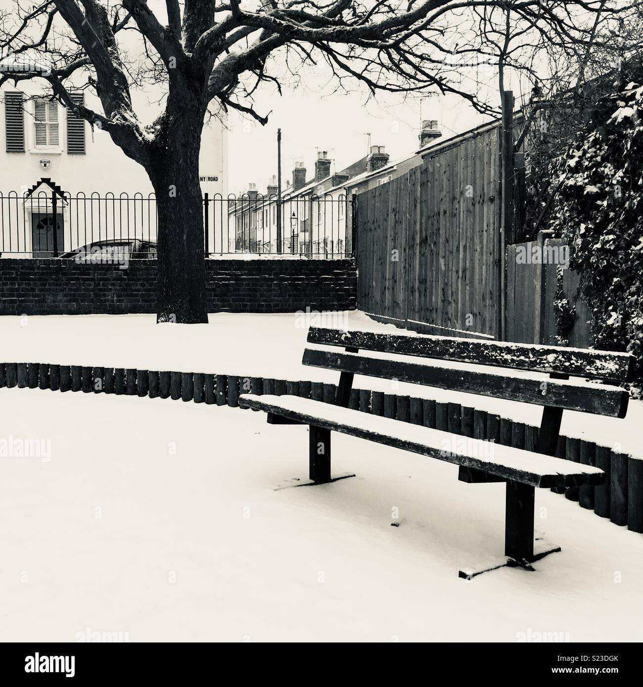 Snowy bench hi-res stock photography and images - Alamy