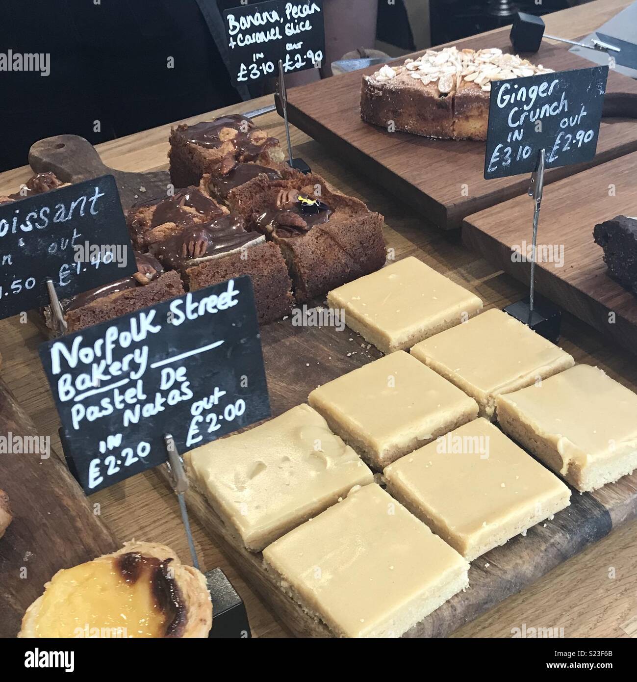 Cake shop counter hi-res stock photography and images - Alamy