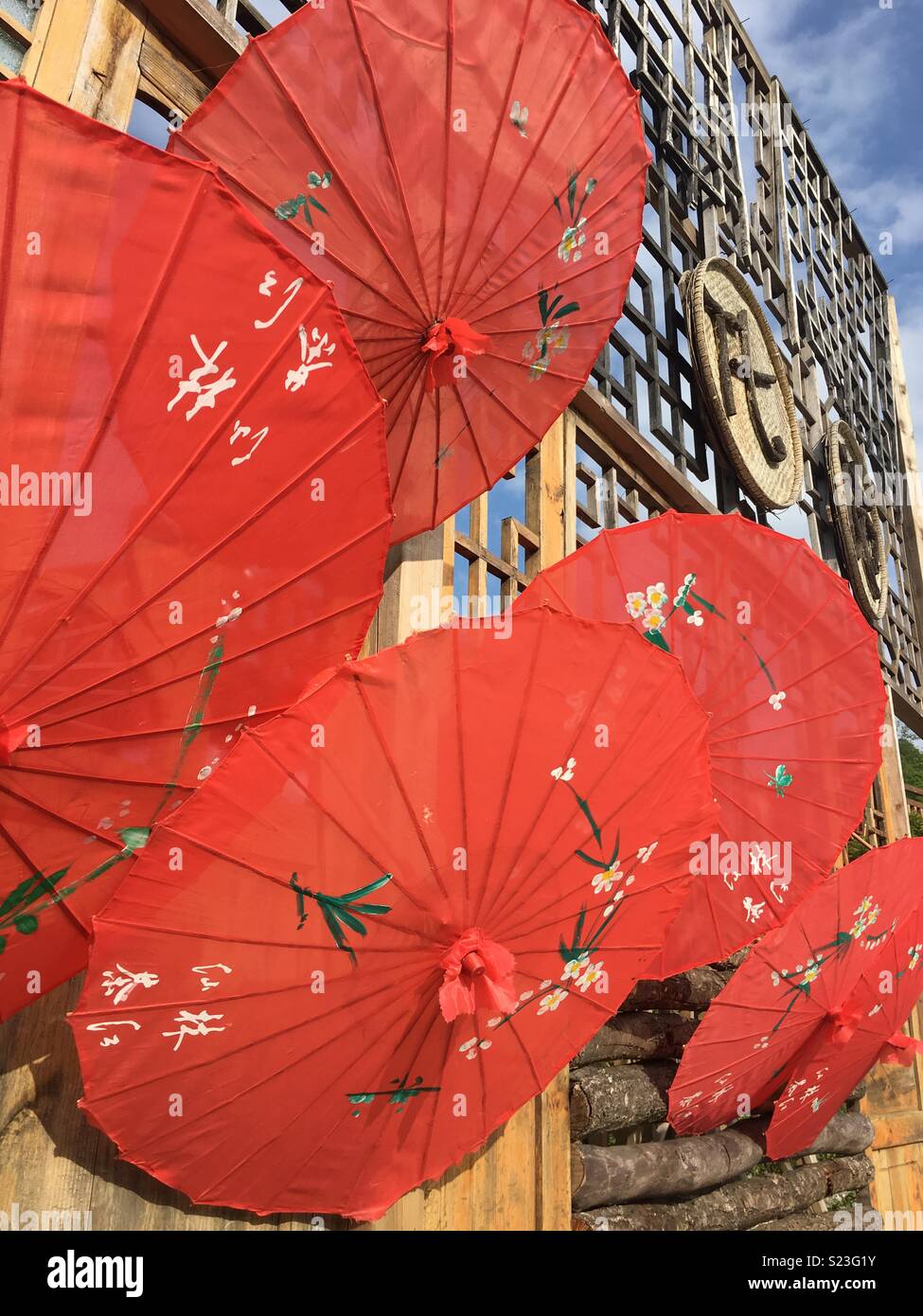 Chinese umbrellas hi-res stock photography and images - Alamy