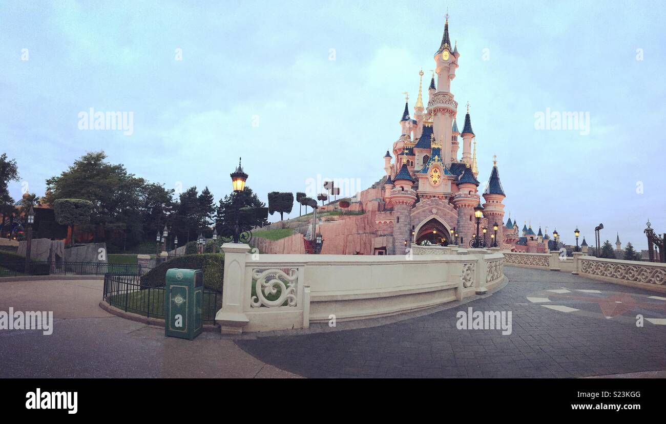Disney castle hi-res stock photography and images - Alamy