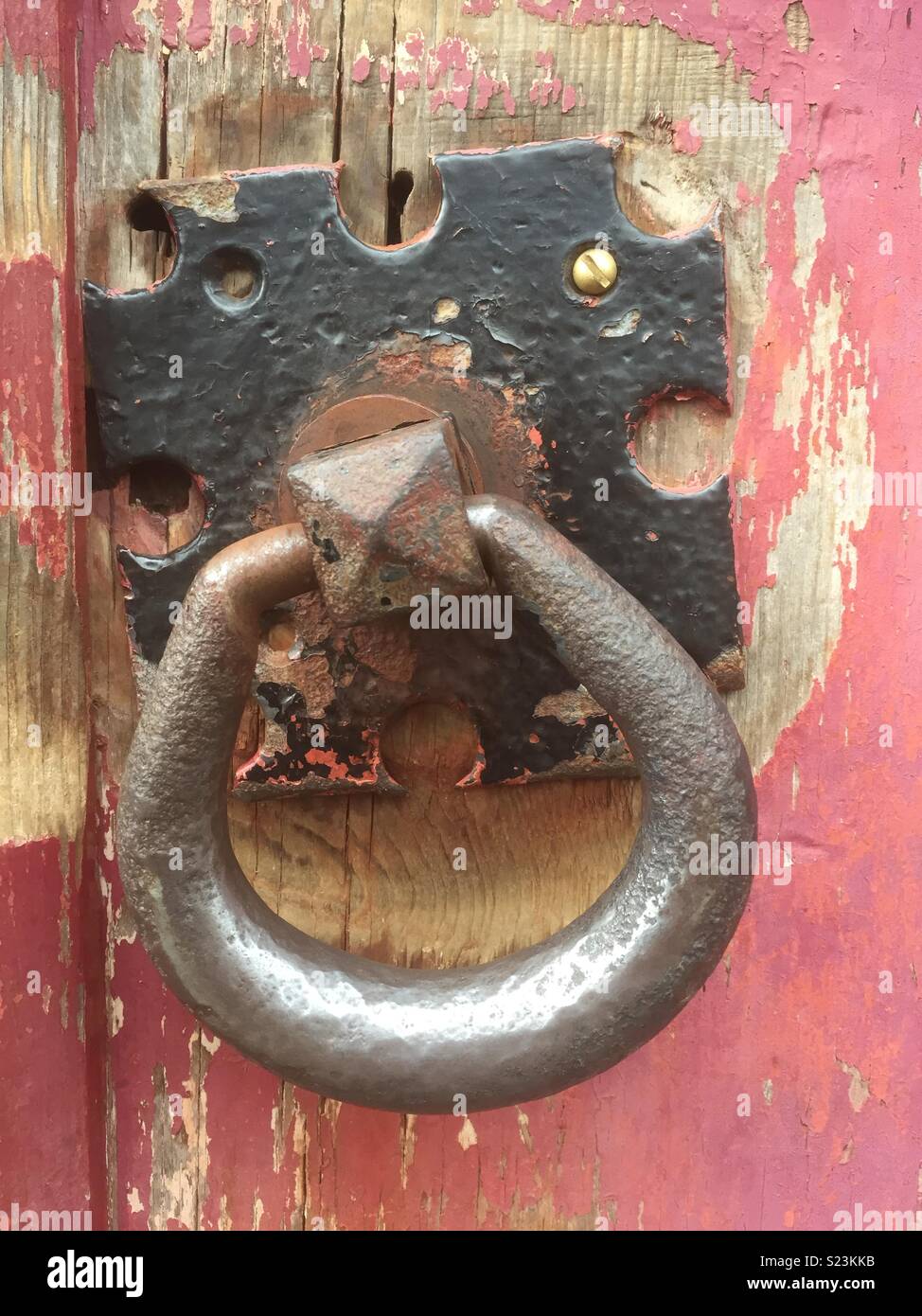 Old, worn handle on red door Stock Photo - Alamy