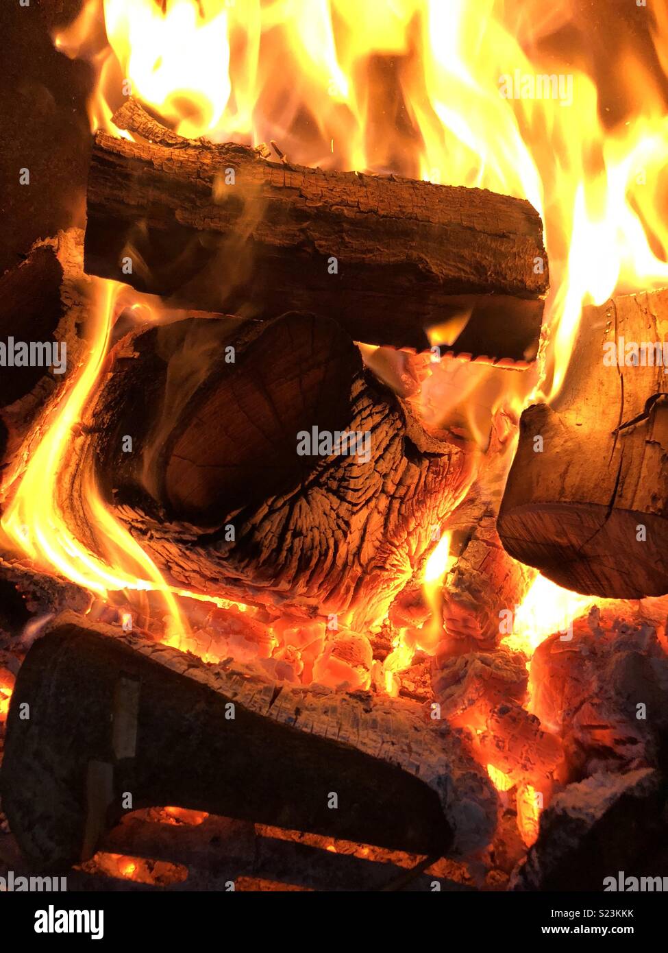 Burning logs hi-res stock photography and images - Alamy
