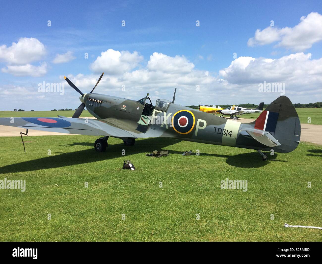 Spitfire blue sky hi-res stock photography and images - Alamy