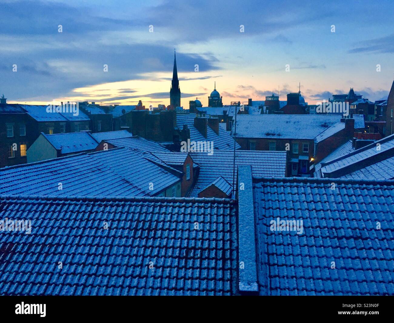 Snow on rooftops hi-res stock photography and images - Alamy
