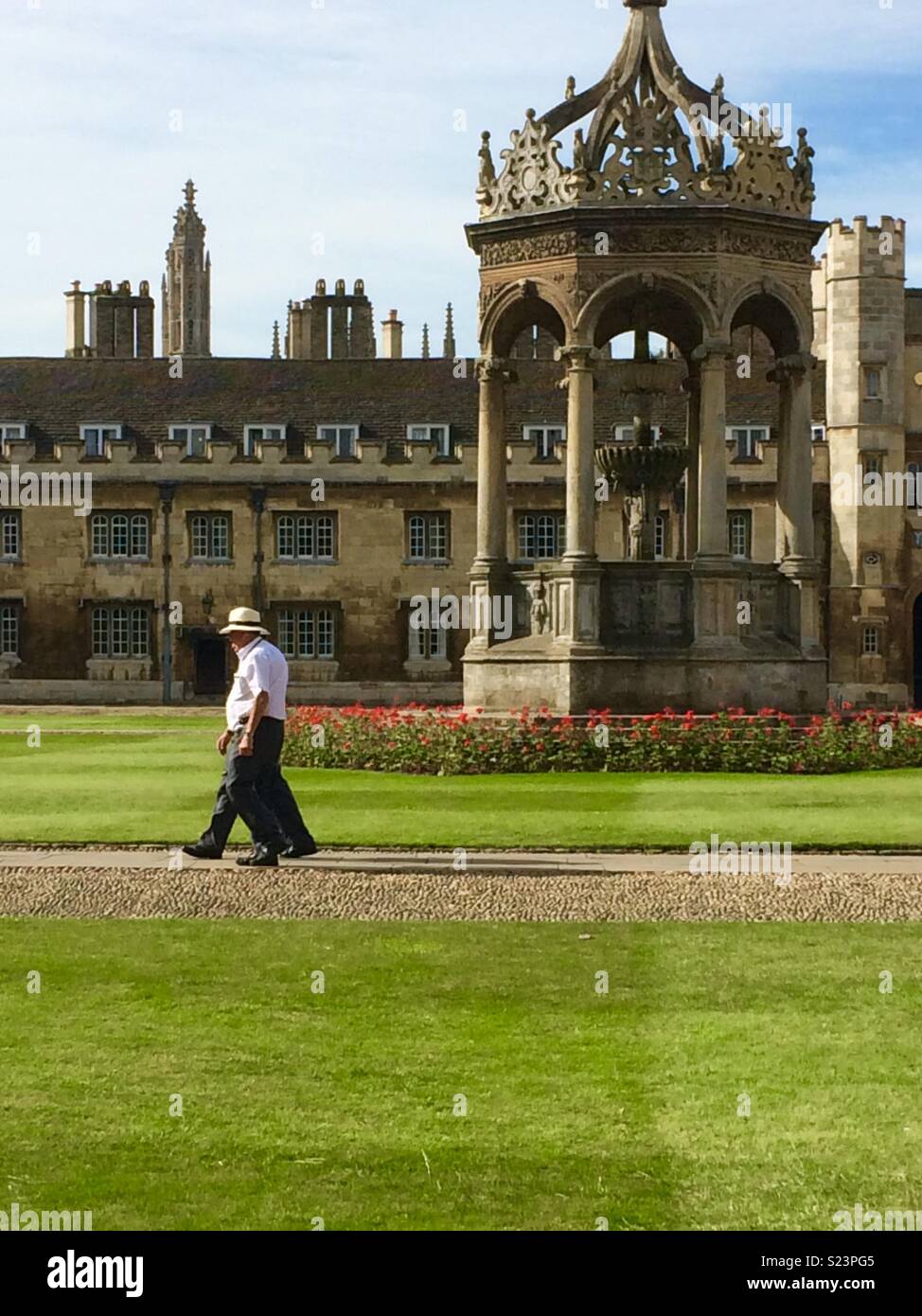 Trinity college cambridge great court hi-res stock photography and ...