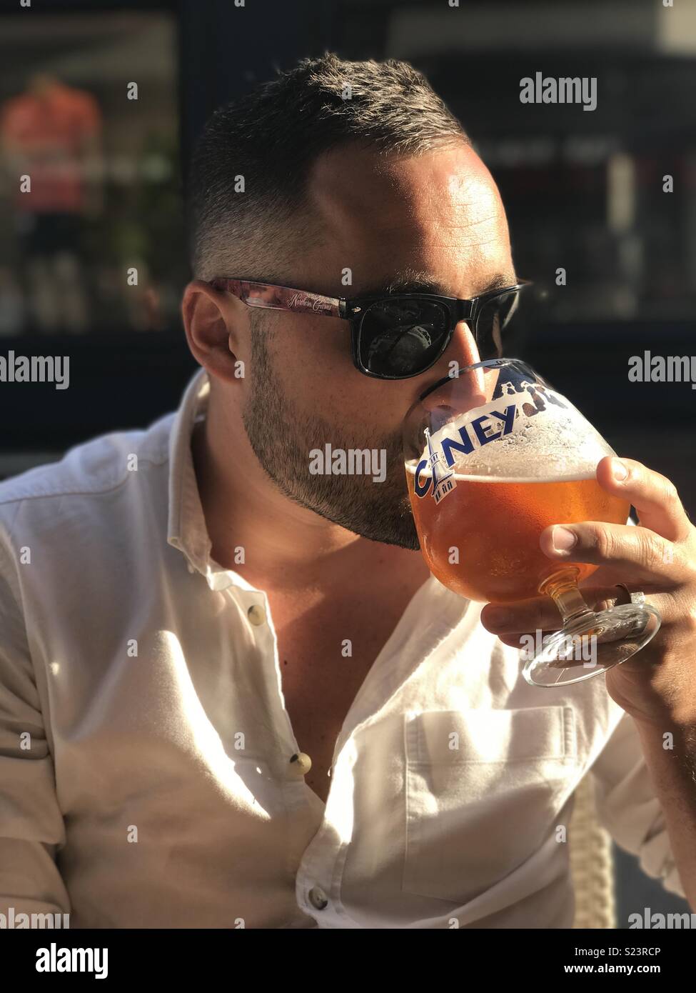 Man pint sun hi-res stock photography and images - Alamy