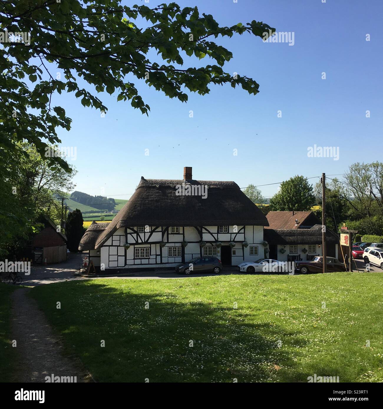 Red lion pub public house hi-res stock photography and images - Alamy