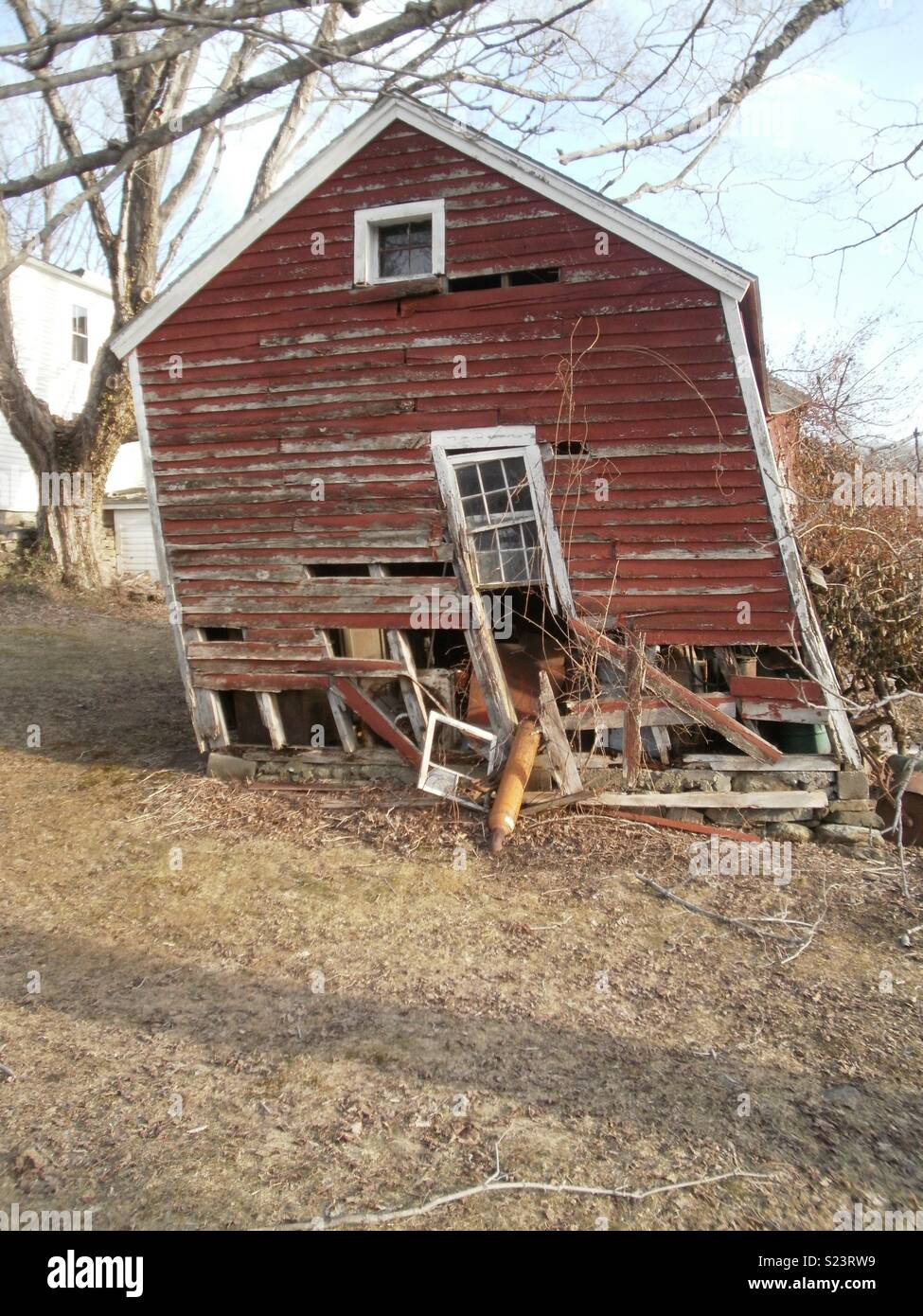Barn falling down Stock Photo - Alamy
