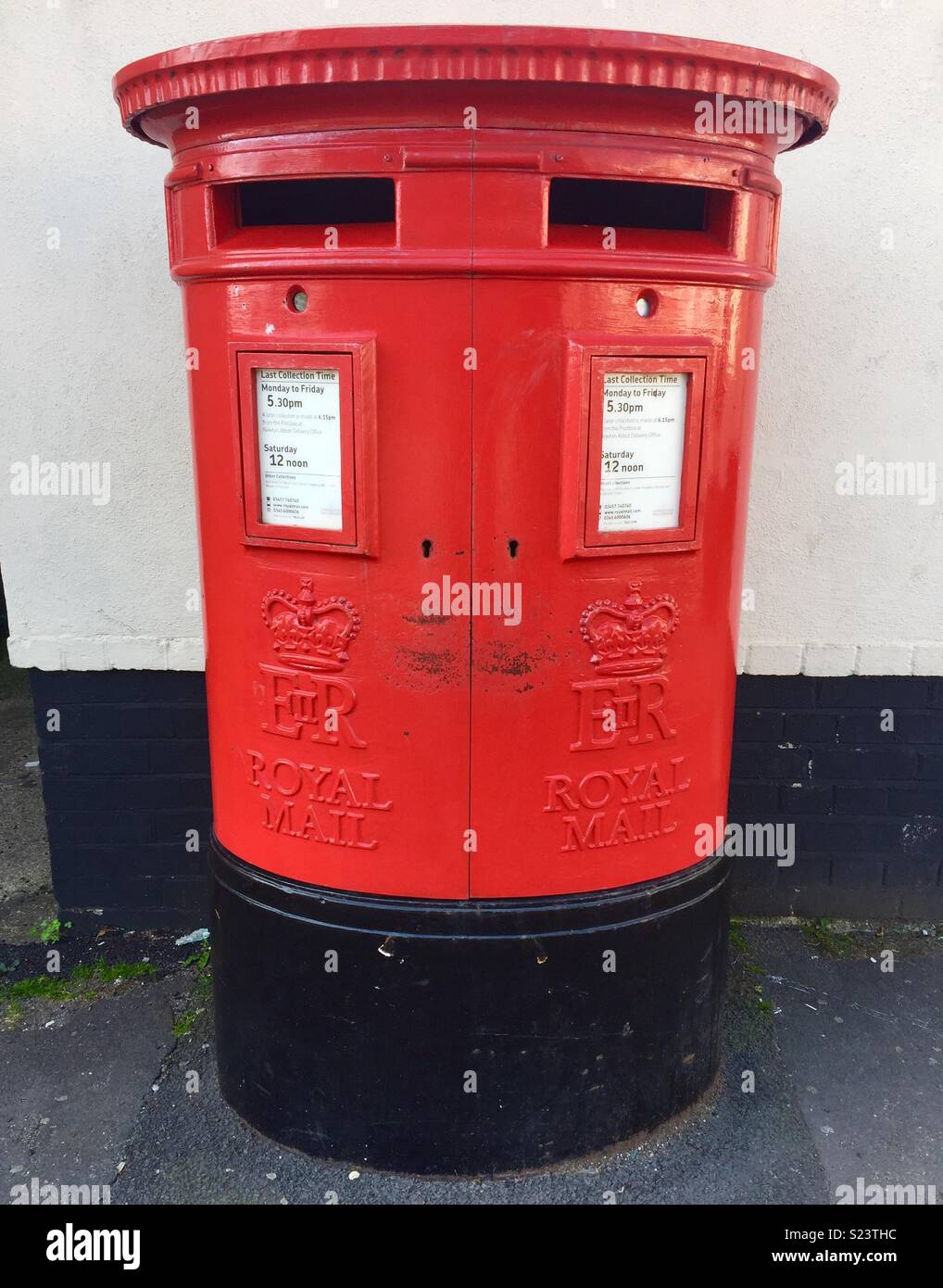 Double pillar box in Kingsteignton, Devon. Red Post Box Stock Photo - Alamy