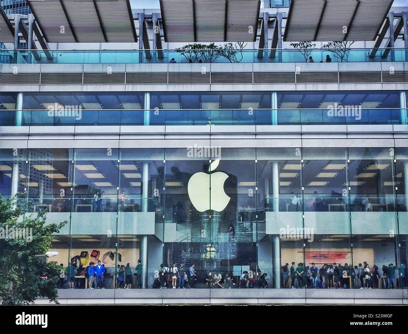 The flagship Apple store in the IFC Mall, Central, Hong Kong Island Stock Photo - Alamy