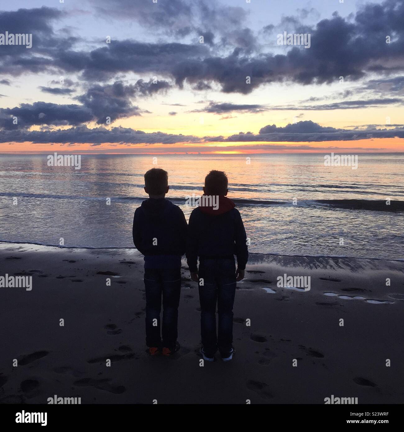Twins kids hi-res stock photography and images - Alamy