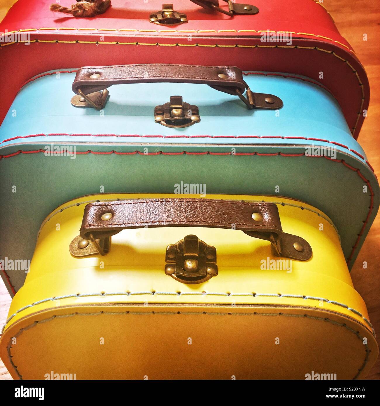 Yellow suitcases hi-res stock photography and images - Alamy