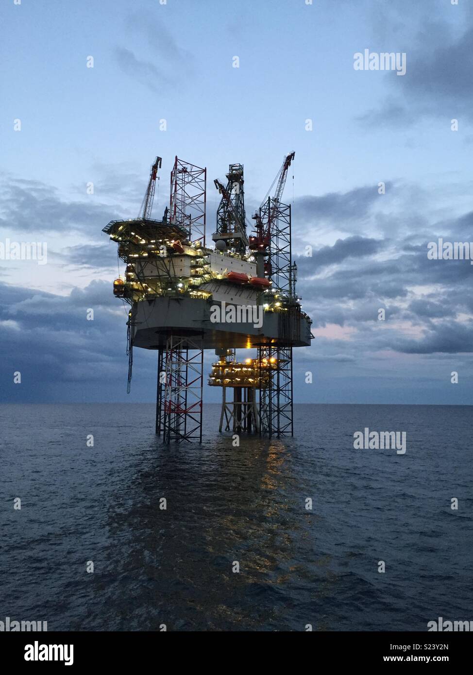 Gas rig hi-res stock photography and images - Alamy