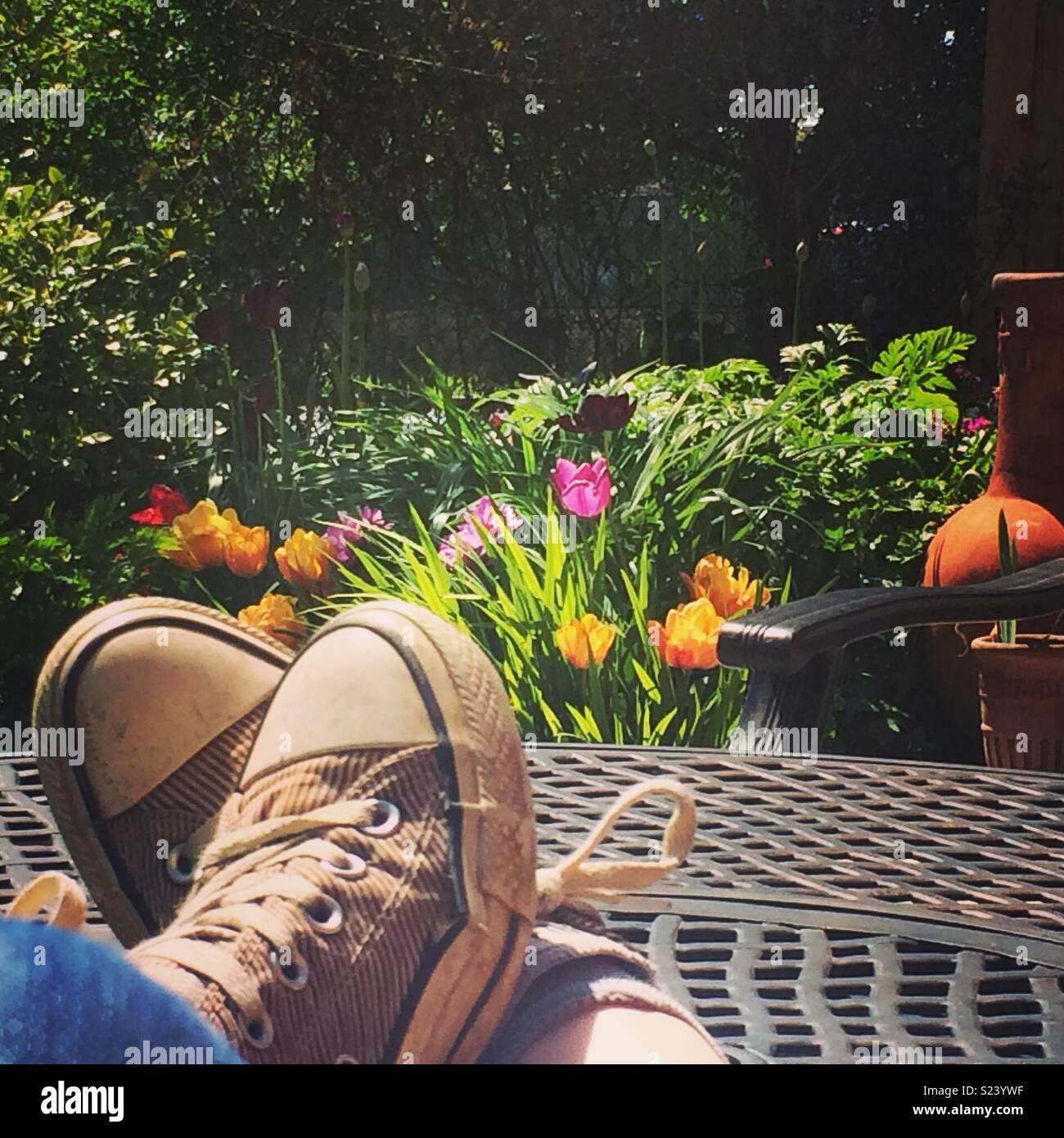 Feet up hi-res stock photography and images - Alamy