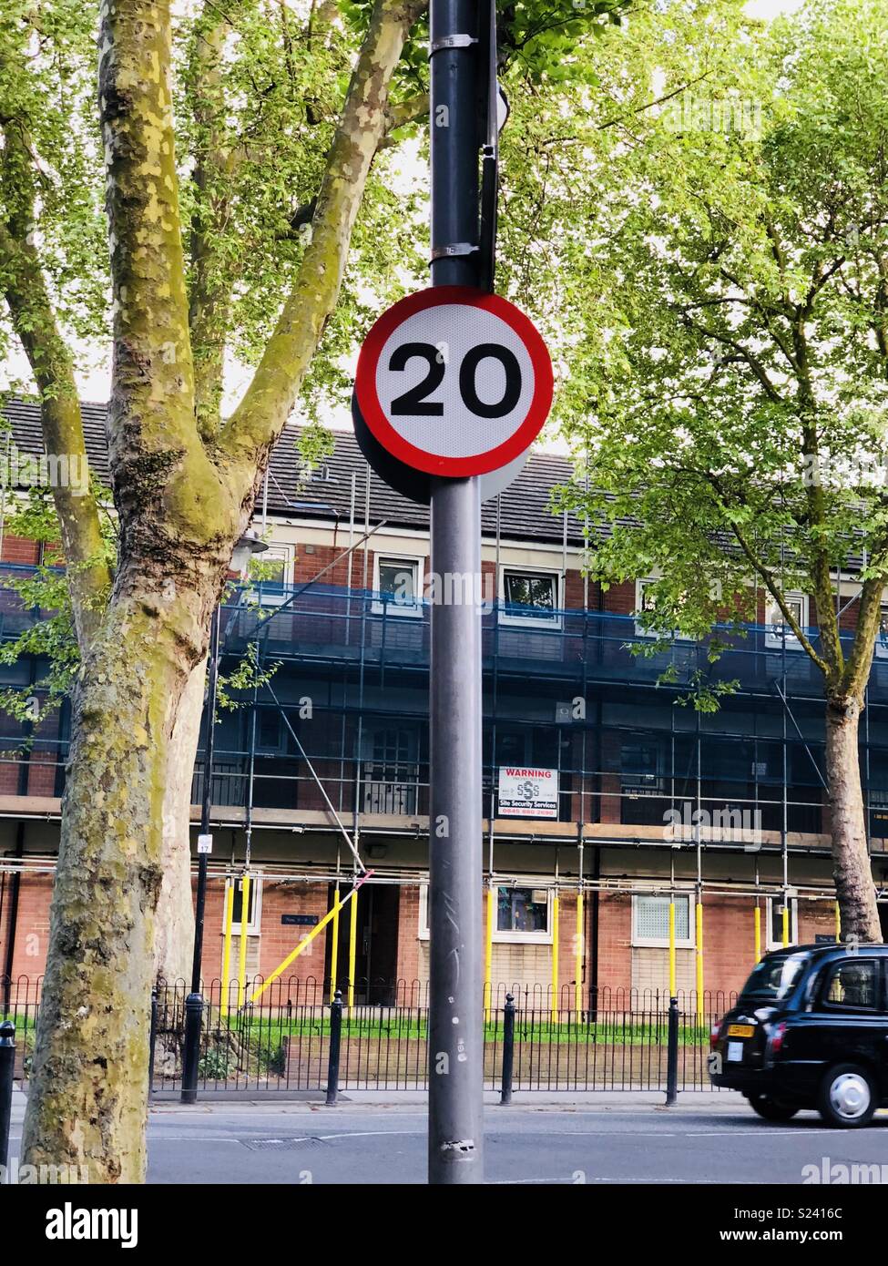 British 20 miles per hour speed limit road sign Stock Photo - Alamy
