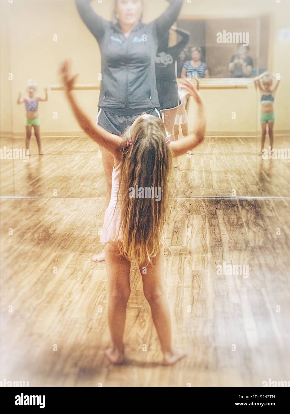 Kids dance hi-res stock photography and images - Alamy