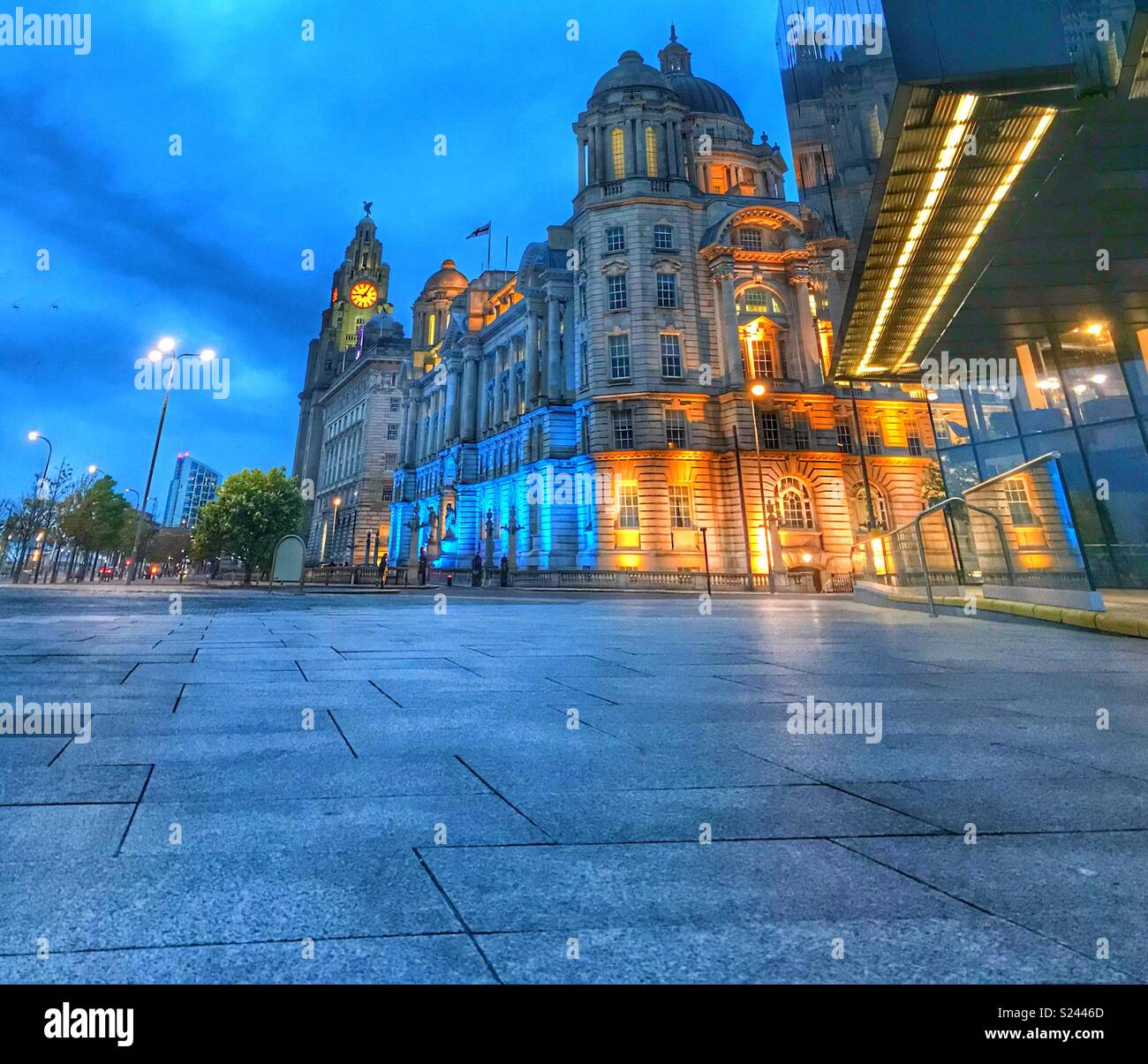 Liverpool waterfront at night hi-res stock photography and images - Alamy
