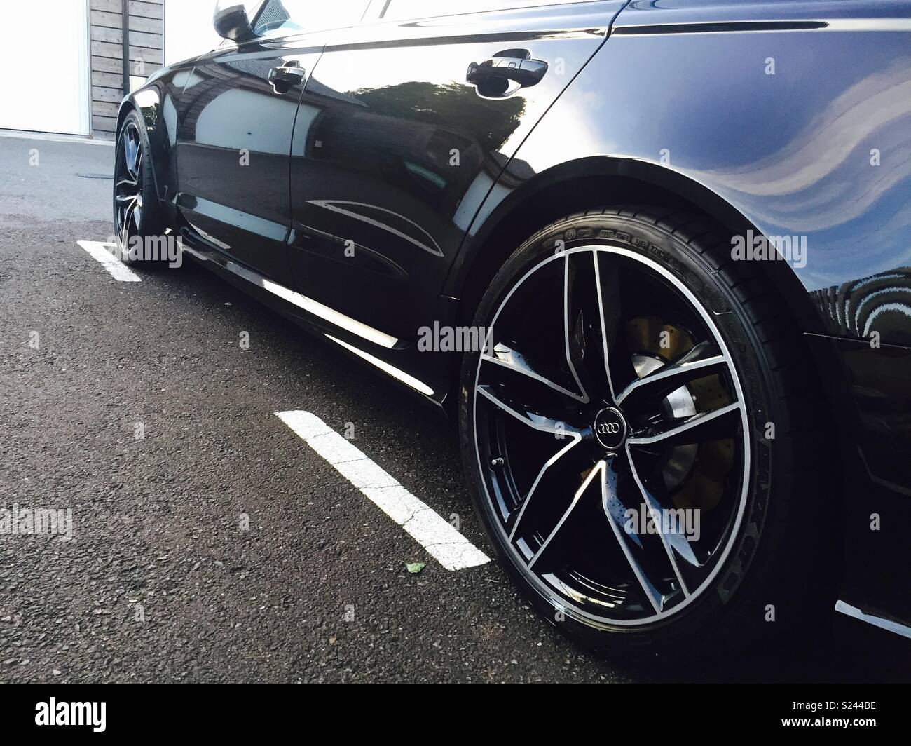 Shiny car hi-res stock photography and images - Alamy