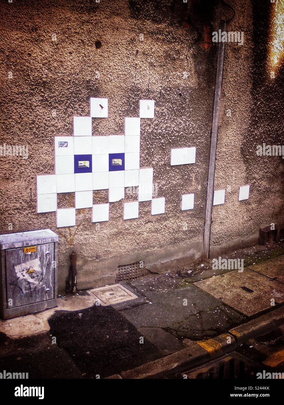 Graffiti urban alien hi-res stock photography and images - Alamy