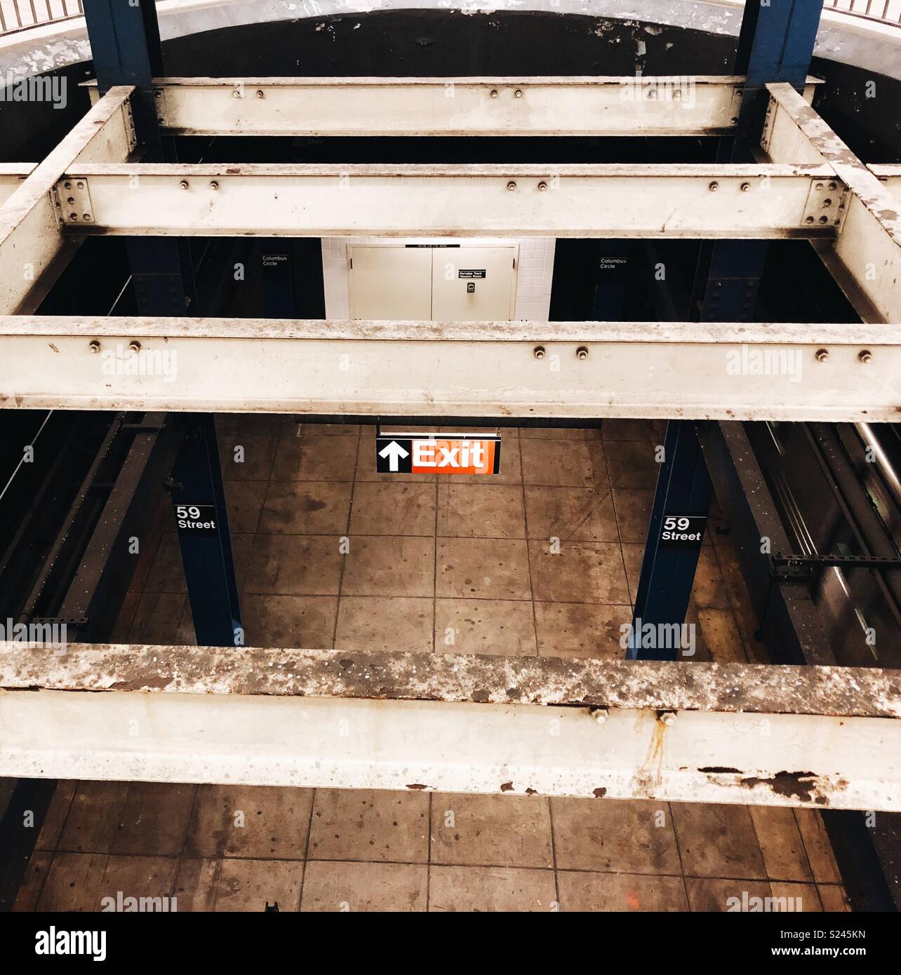 Exit sign doors hi-res stock photography and images - Alamy