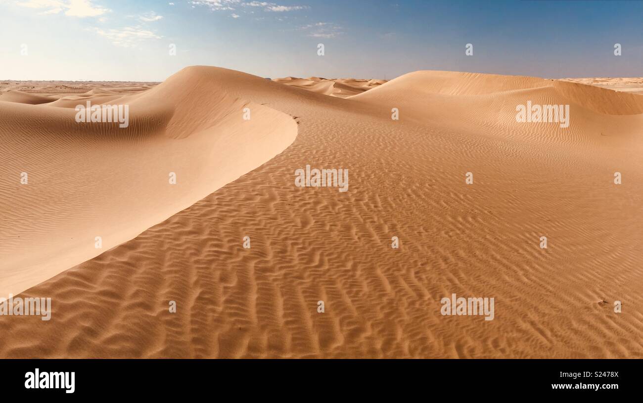 Sand dunes in dubai uae hi-res stock photography and images - Alamy