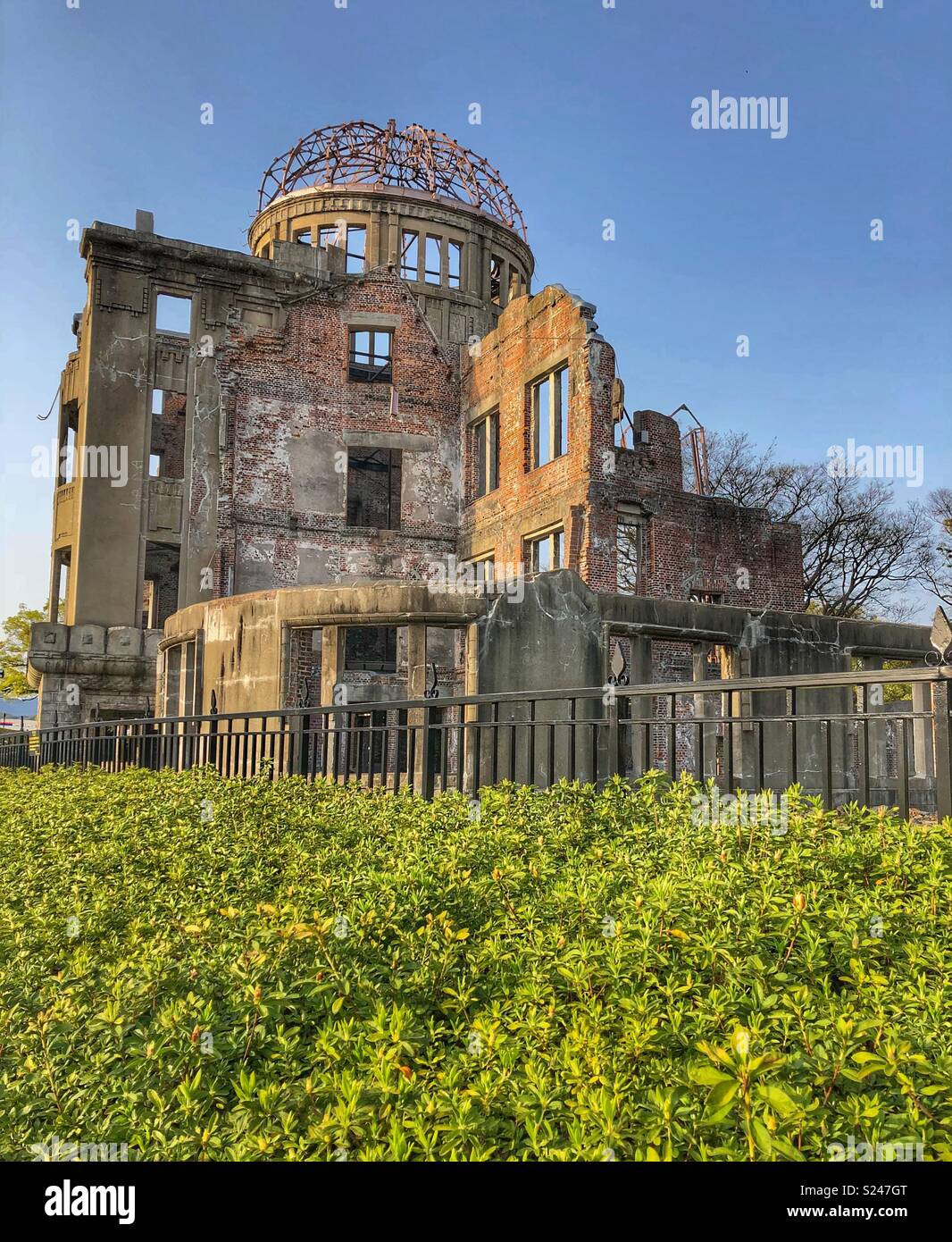 Hiroshima peace memorial park dome hi-res stock photography and images ...