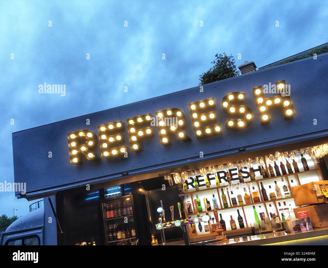 Pop up bar with Refresh sign Stock Photo - Alamy