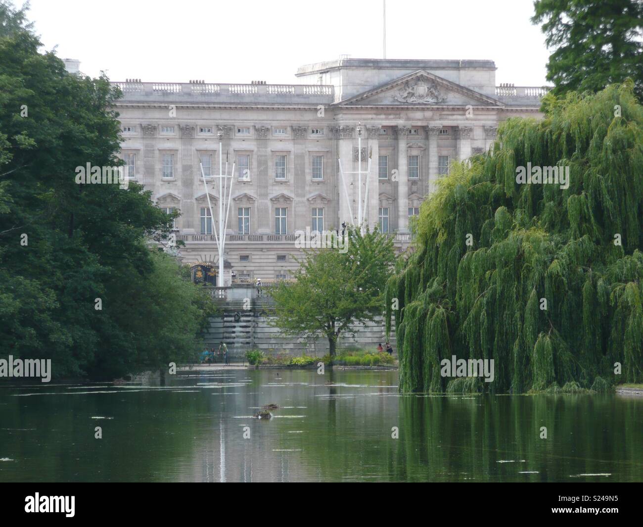 Buckingham palace park hi-res stock photography and images - Alamy