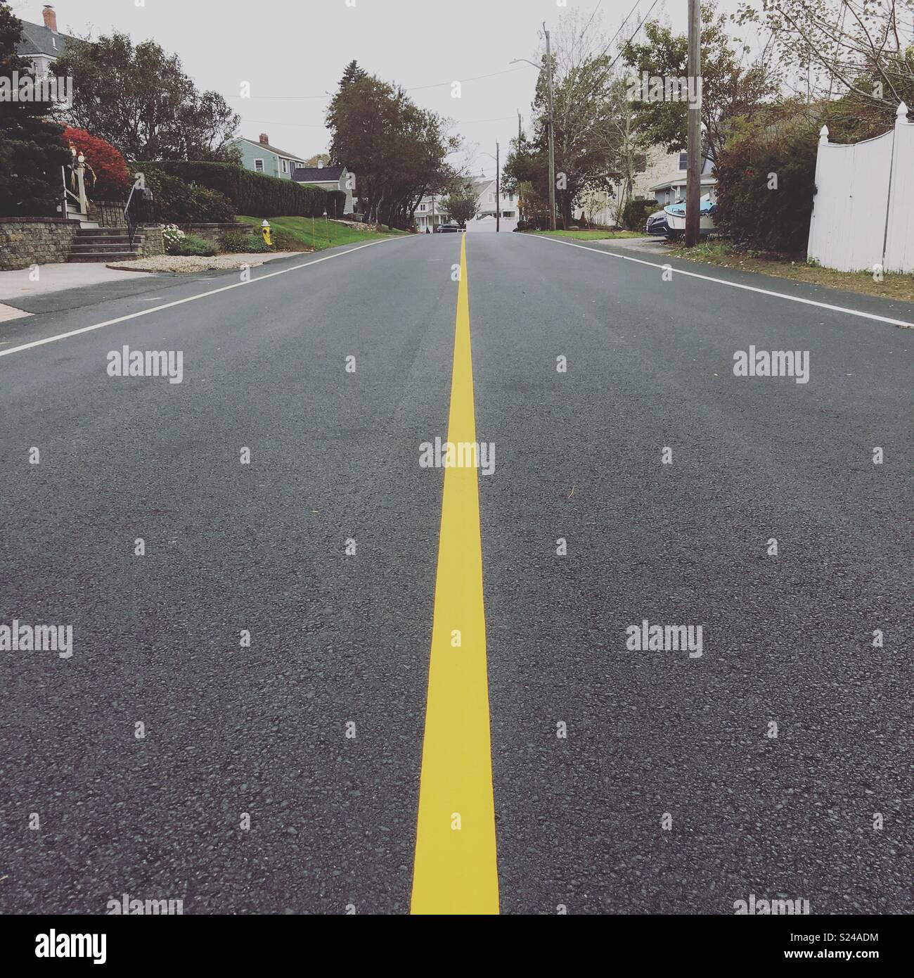 Yellow line markings hi-res stock photography and images - Alamy