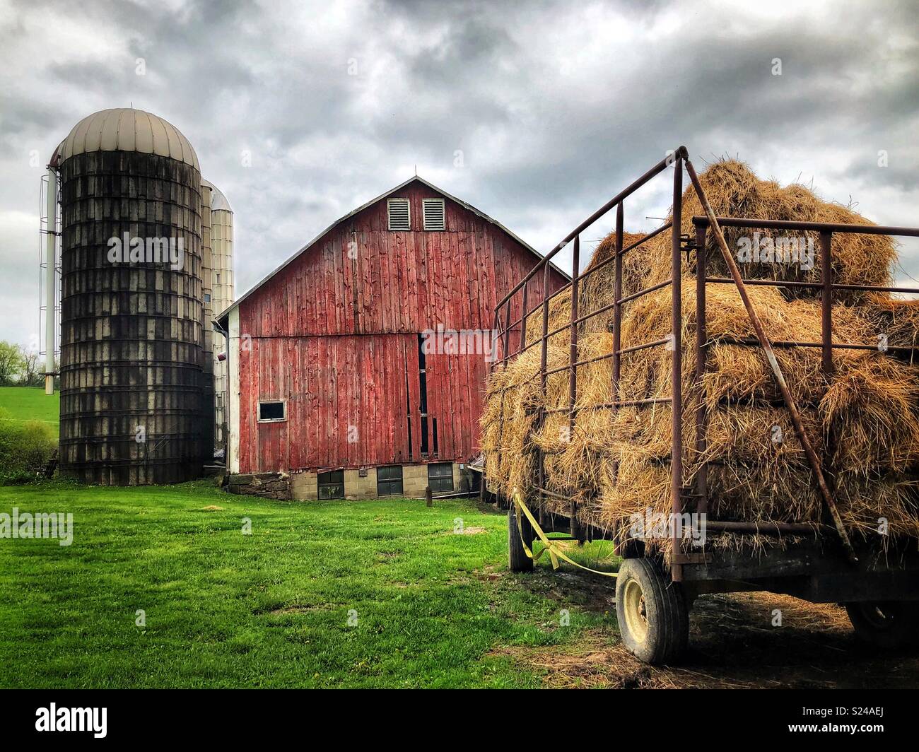 Hay bale barn hi-res stock photography and images - Alamy