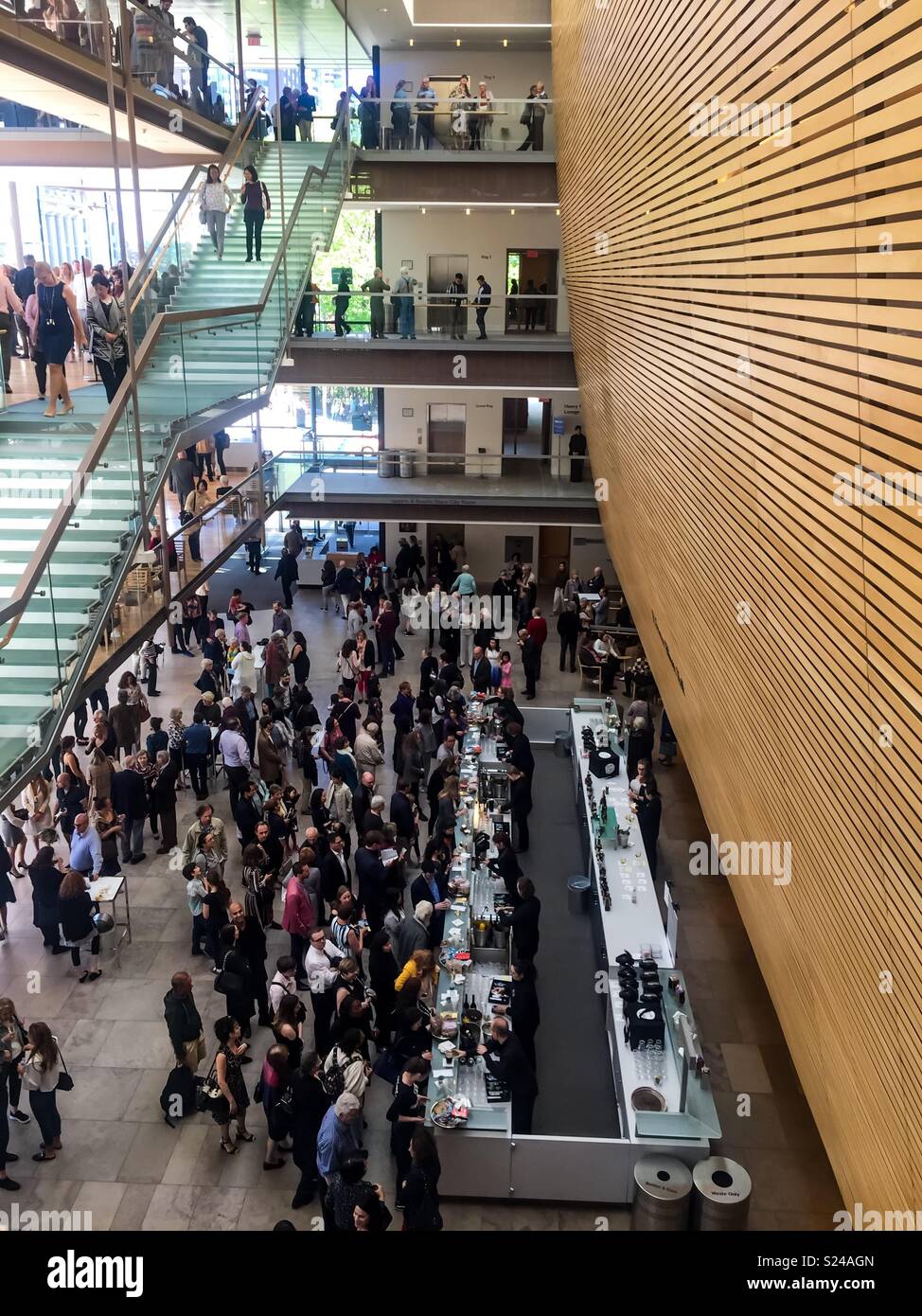 Crowded atrium hi-res stock photography and images - Alamy