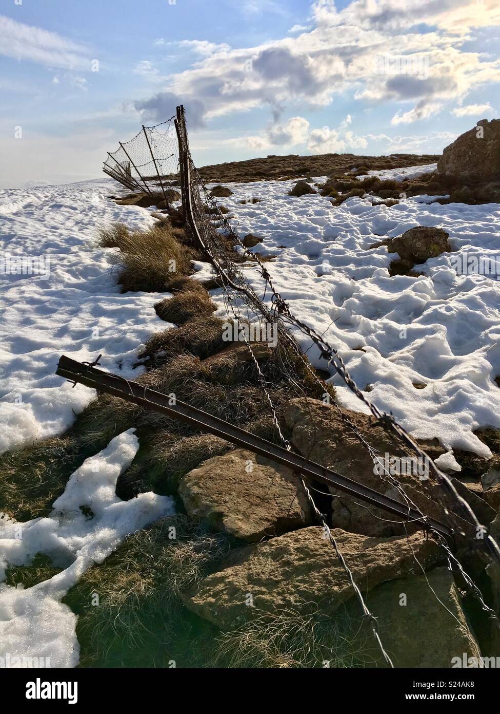 Broken barbed wire hi-res stock photography and images - Alamy