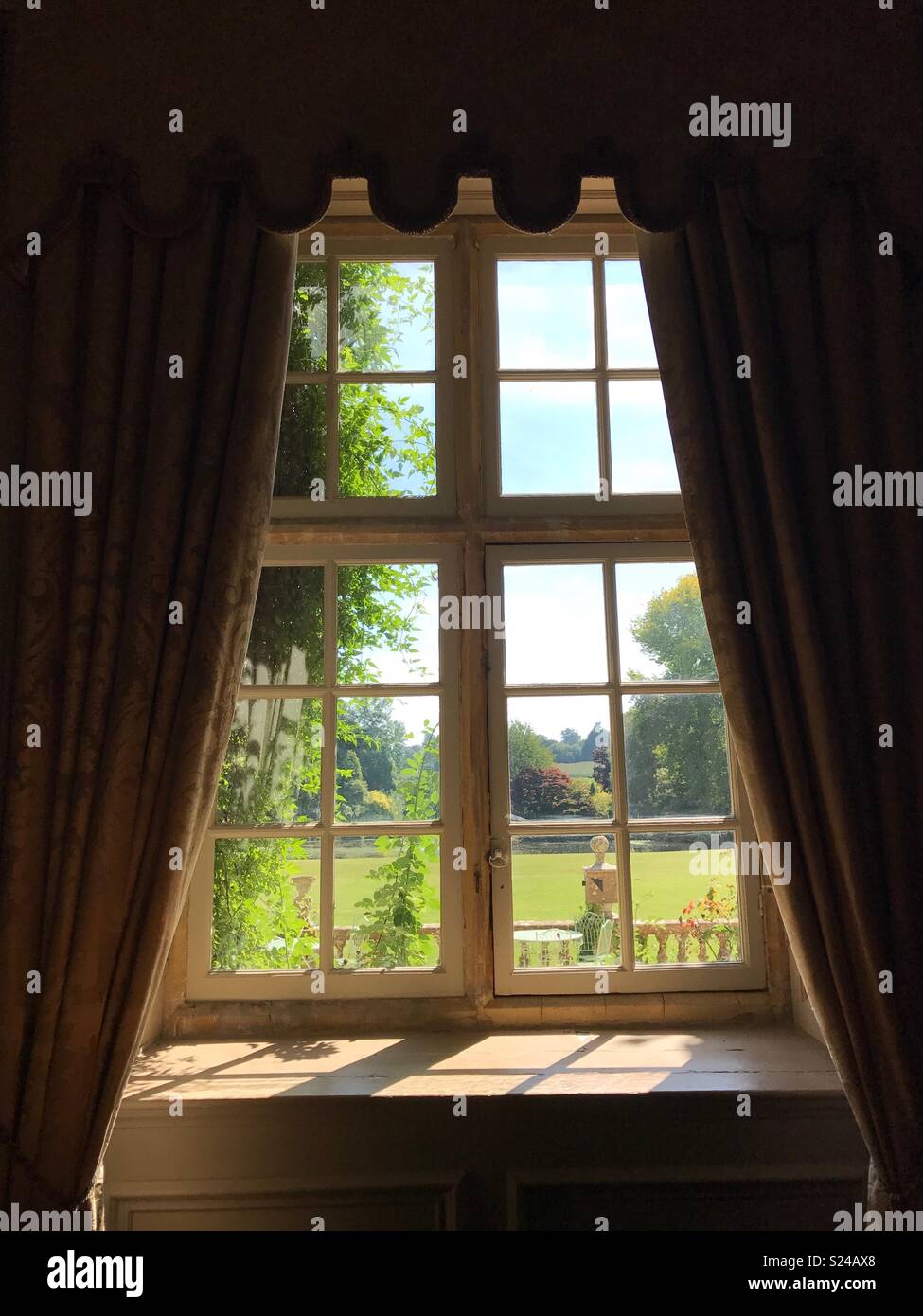 Stately window hi-res stock photography and images - Alamy