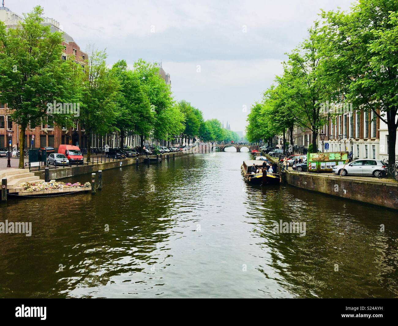 Amsterdam canal lined traditional hi-res stock photography and images ...