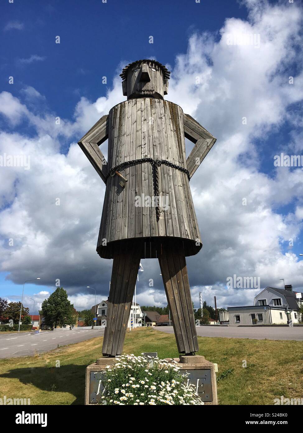 Wooden man statue hi-res stock photography and images - Alamy