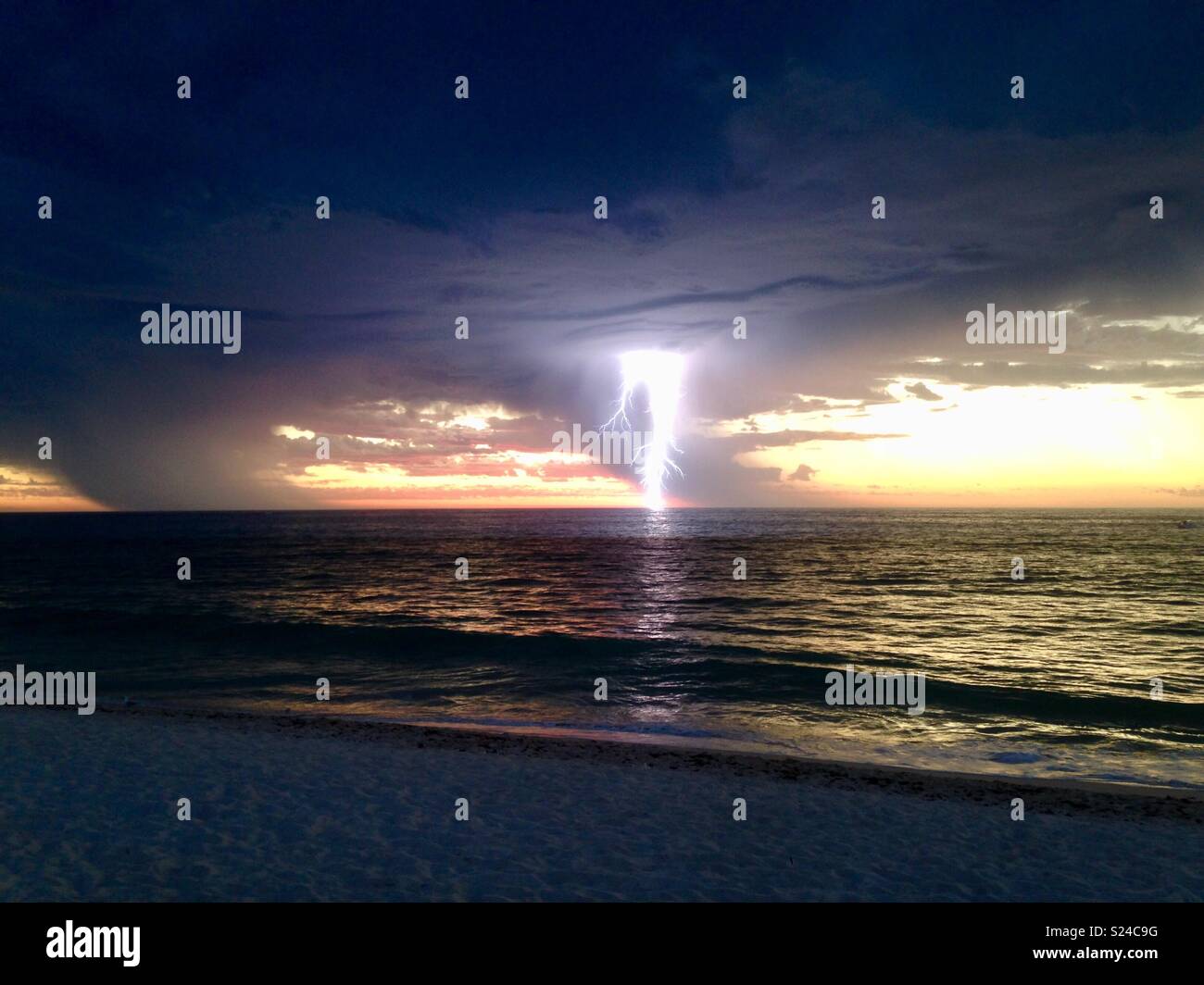 Lightning over water hi-res stock photography and images - Alamy