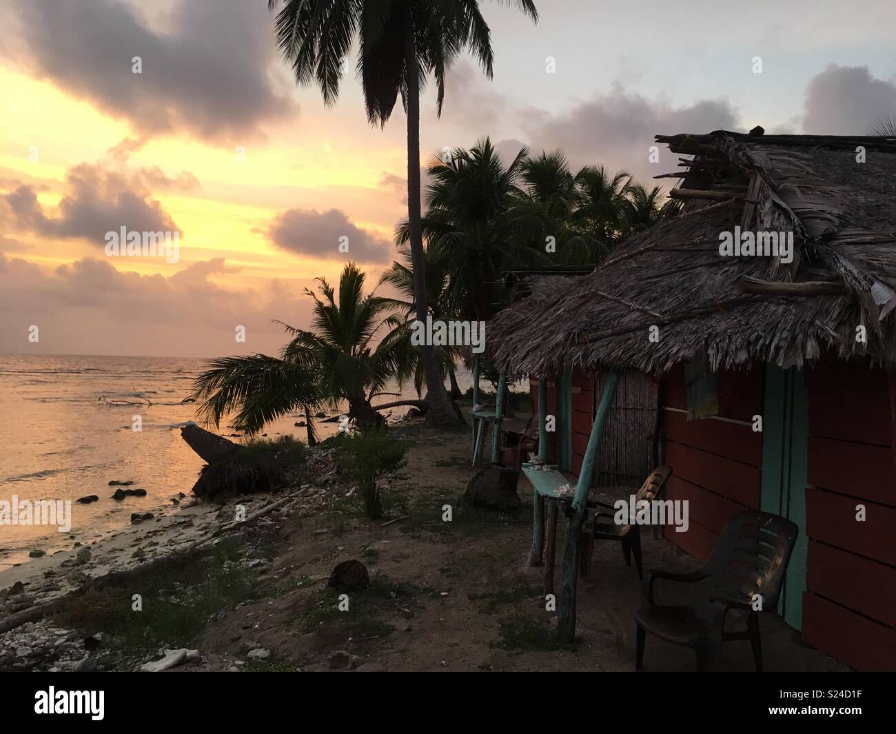 Straw hut and sunset hi-res stock photography and images - Alamy