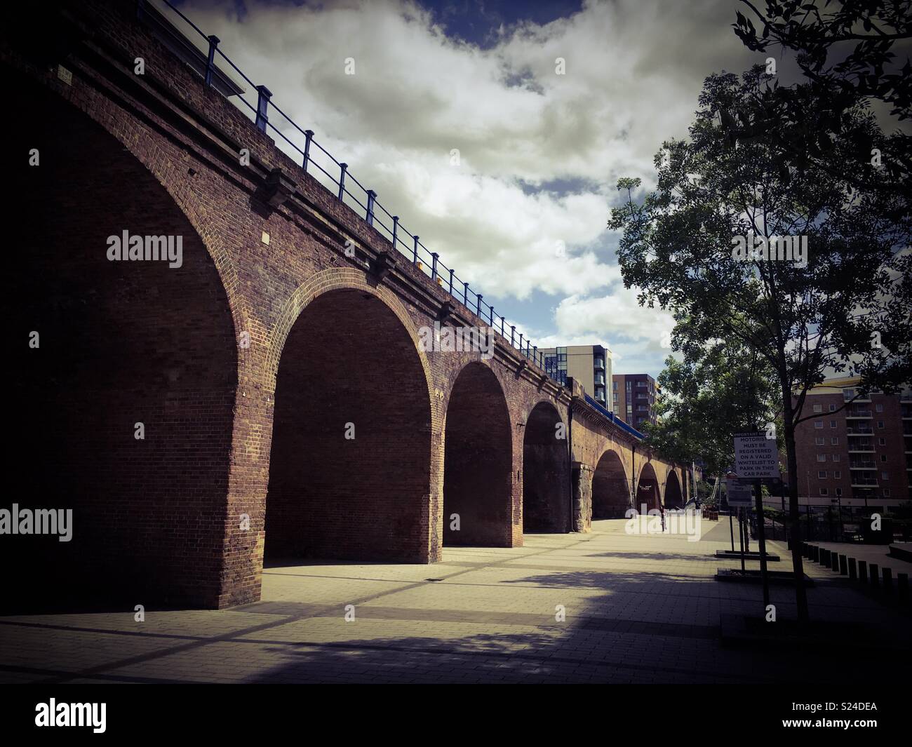 Under railway bridge arches hi-res stock photography and images - Alamy