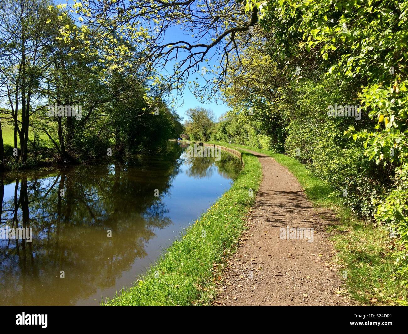 Canal side walks hi-res stock photography and images - Alamy