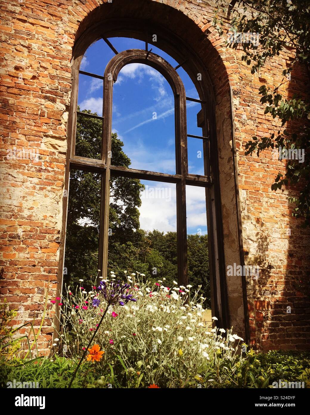View through arched window hi-res stock photography and images - Alamy