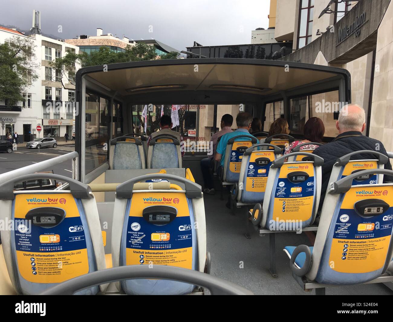 Yellow bus hi-res stock photography and images - Alamy
